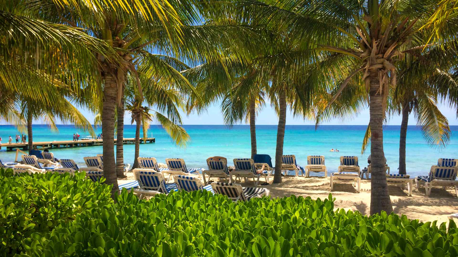 Grand Turk Cruise Port Guide (2025): Margaritaville, Beaches & Tips