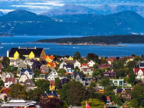 Flåm Cruise Port Guide (2025): Railway, Fjord Cruises & Viewpoints