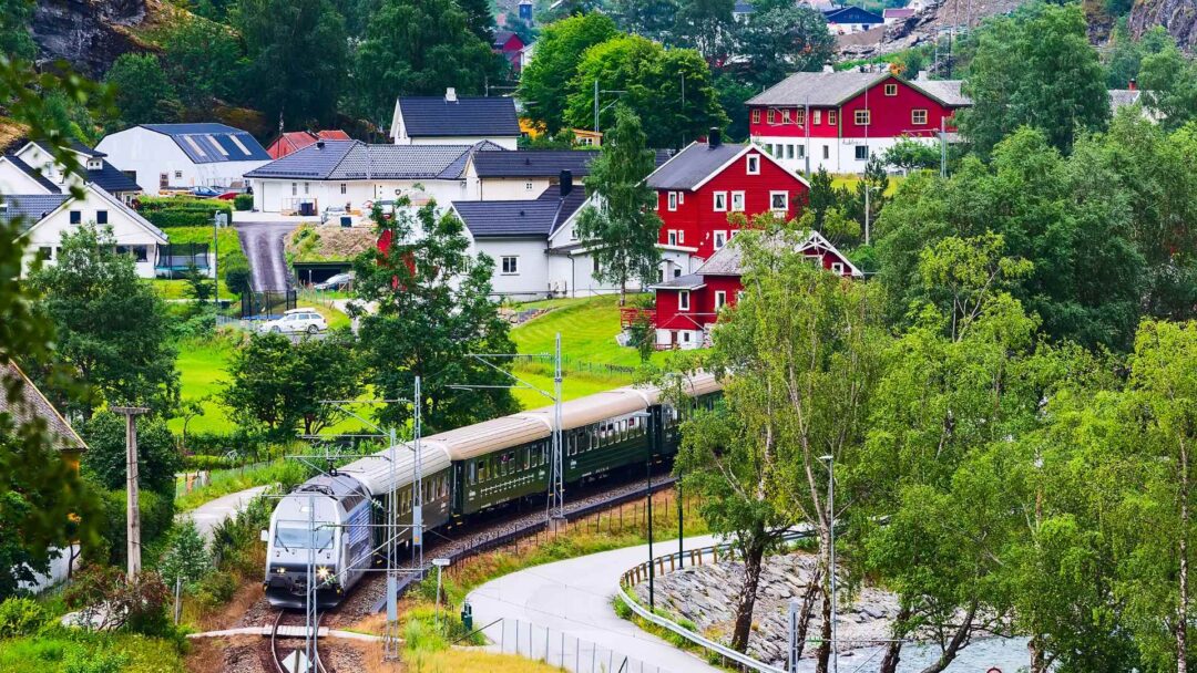 Flåm Cruise Port Guide (2025): Railway, Fjord Cruises & Viewpoints