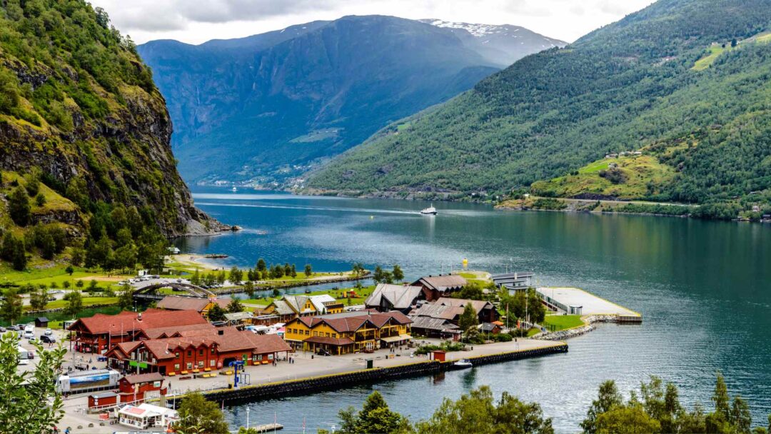 Flåm Cruise Port Guide (2025): Railway, Fjord Cruises & Viewpoints