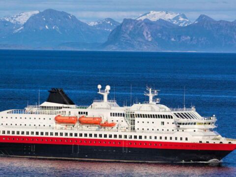 Lofoten Cruise Ports Guide (2025): Scenic Villages, Beaches & Tours