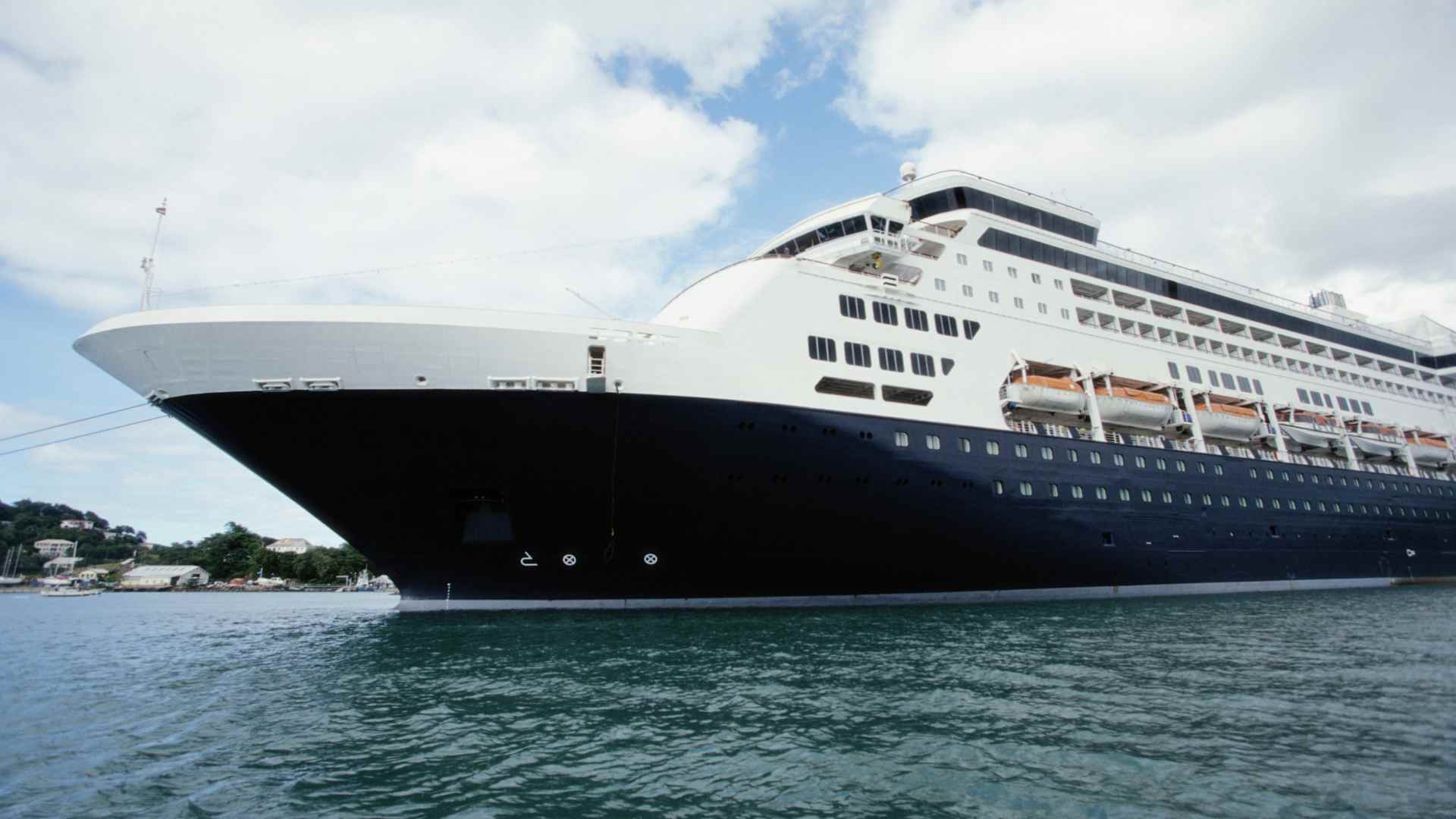 Tender Ports Explained (2025): How They Work, Timing & Tips